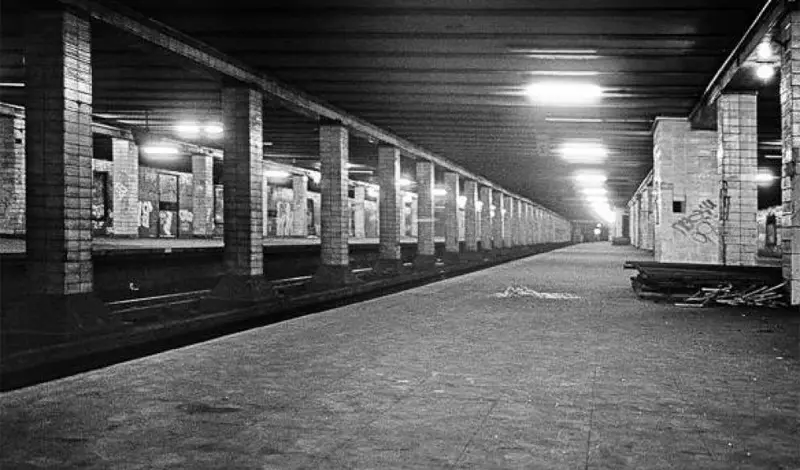 Nordbahnhof Berlin, Германия Елес станциясы үшін арнайы сөз бар: Geisterbahnhöfe. Ол қаланы екіге бөлу кезінде қолданысқа енгізілді: қабырға Шығыс Берлинді Батыс Берлиннен бөлді, ал жер астына кеткен жер асты пойыздары шығыс станцияларында тоқтамады. Адамдар астананың негізгі торабы болған бұл үй -жайлардың қалай жарамсыз болып жатқанын терезеден бақылап отырды. Берлин қабырғасы құлаған кезде көптеген станциялар жандандырылды: Nordbahnhof 1990 жылдың қыркүйегінде қайта ашылды.