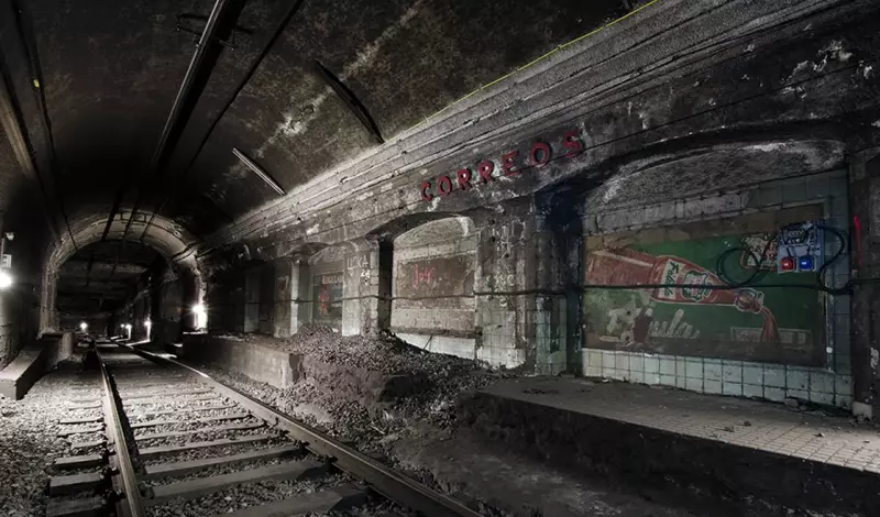 Correo Barcelona, ​​Spain Correos idatsegulidwa mu 1934 ngati kumapeto kwa mzere woyamba wa Barcelona Metro. Inatseka mu 1974 kukonzanso komwe sikunathe. Zotsatsa zakale zidakalipobe pamakoma okumbikawo, ndikuwonjezera utoto kusiteshoni.