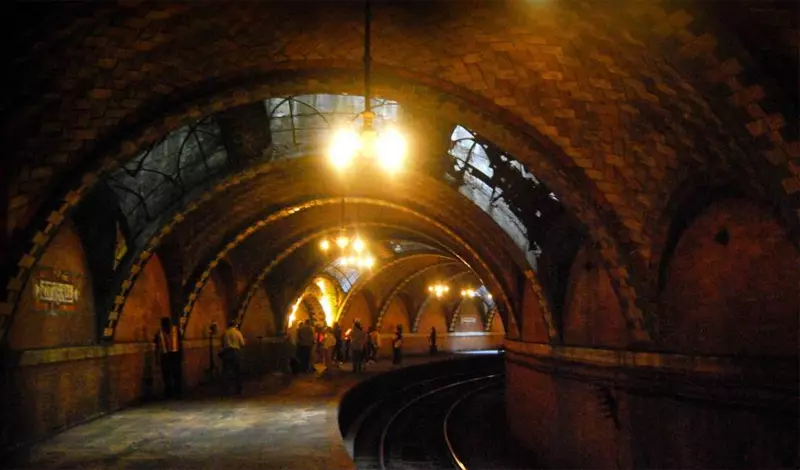 City Hall New York, USA City Hall Station anses vara den 12: e vackraste tunnelbanestationen i världen. Det fungerade från 1904 till 1945, där det stängdes för alltid. Arkitekterna förutsåg inte möjligheten att uppgradera stationen: nya, längre tåg kan helt enkelt inte stanna här. Ändå är rådhuset fortfarande öppet för sightseeingturer.