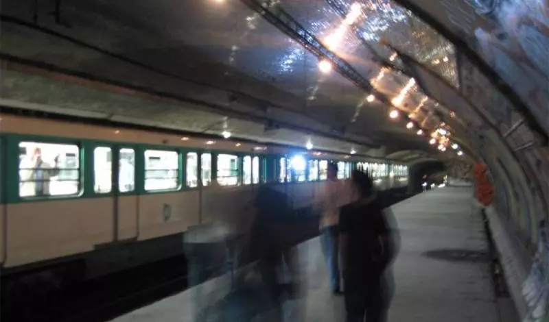 Croix Rouge Paris, France Matapos ang pagsabog ng World War II, ang Paris Metro ay nagsimulang mag-operate lamang sa gitnang distrito. Noong 1945, halos lahat ng inabandunang istasyon ay muling kinomisyon o isinama sa iba pang mga platform. Ang tanging pagbubukod ay ang Croix-Rouge, na ngayon ay napapabalitang gagabay ng mga lokal na maghuhukay.