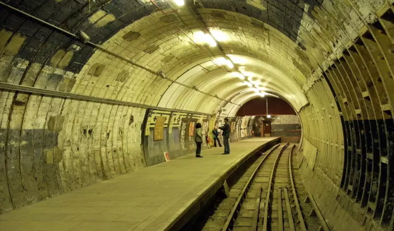 Oldwich London, Anglicko Londýn má najstaršie metro na svete. Prirodzene, tu môžete počítať niekoľko staníc duchov naraz. Zastávka Aldwych bola počas 2. svetovej vojny používaná ako úkryt pred bombami, potom už nebola nikdy otvorená. Ale tunajšie interiéry si zamilovali filmári: Oldwicha možno vidieť v snímkach „O 28 týždňov neskôr“ a „Sherlock“.