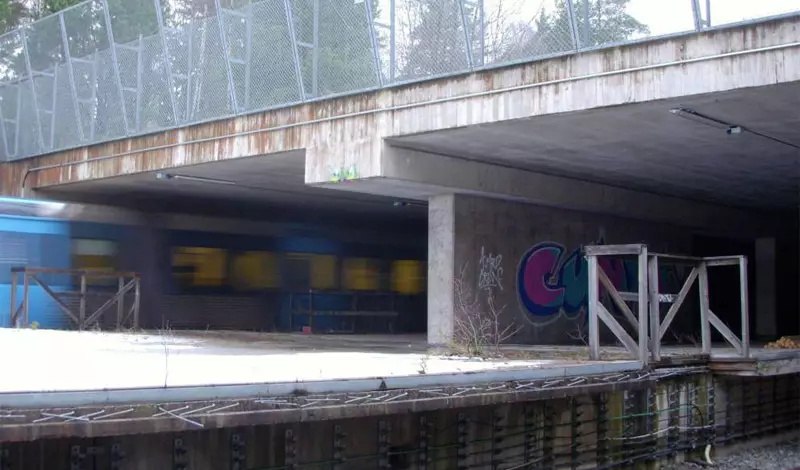 Kamlinge Stockholm, Sweden Muma1970s, Stockholm yakatanga kuwedzera mumadhorobha akapoterera. Izvo zvakatemwa kujoina nzvimbo yeKymlinge kuenda kuguta guru, ivo vavaki vakanga vatoronga metro nyowani mutsara uye vakatotanga kuvaka kwechiteshi chekutanga. Asi zvirongwa zvakaramba zvakangova marongero: ikozvino chiteshi chisina kupera chiri pakati penzvimbo isina kuvandudzwa, uko kazhinji ndima yacho inowanzove yenyika yakachengetedzwa.