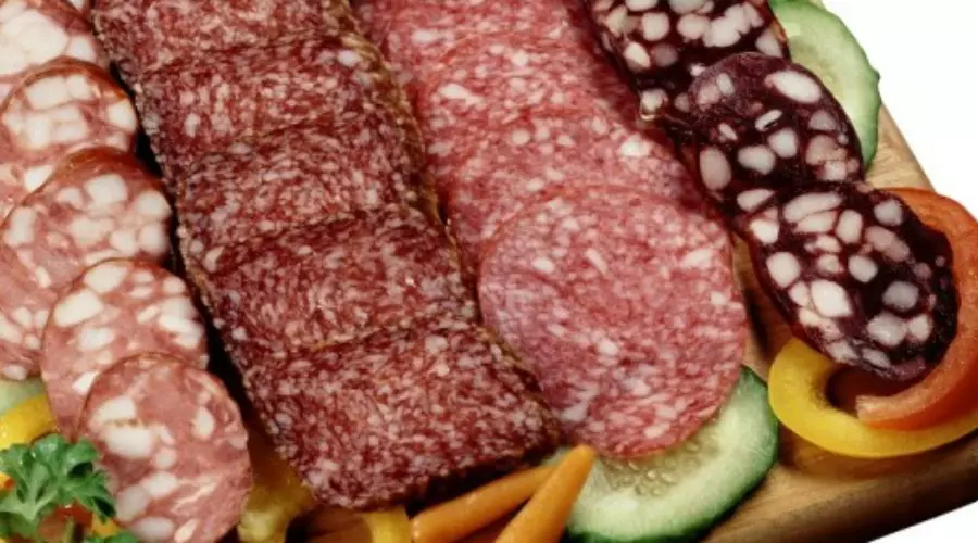 Saucisses fumées De toutes sortes de viandes fumées, l'OMS recommande de s'abstenir en principe. Premièrement, la plupart des fabricants utilisent des liquides à fumer spéciaux qui contiennent le formaldéhyde mortel. Deuxièmement, les saucisses fumées et les produits similaires peuvent provoquer le développement de maladies coronariennes, même chez les jeunes.