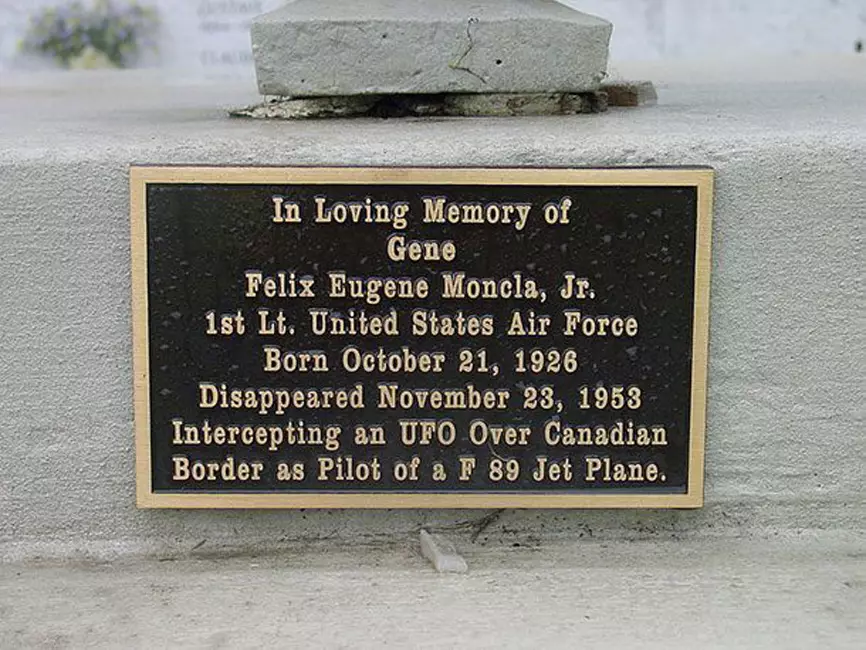 Felix Monkla Noong Nobyembre 1953, si Felix Monkla, isang piloto ng US Air Force, ay umakyat sa langit upang maharang ang isang kakaibang bagay na lumitaw malapit sa Lake Superior. Ipinakita ni Radar ang eroplano ni Felix na papalapit sa bagay at pagkatapos ay mawala. Nag-iisa ang paglalakbay ng UFO sa hilaga ng base, na walang bakas ng Monclay o natagpuang pagkasira ng eroplano.