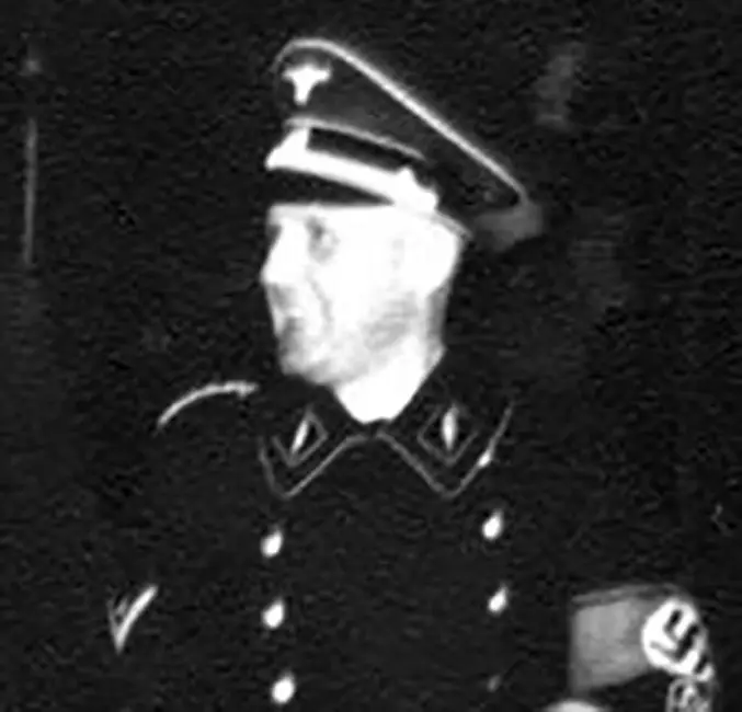 Heinrich Müller Lub sijhawm kawg uas Nazi tua Müller tau pom hauv Hitler lub hauv paus av hauv av, ib hnub ua ntej tom qab qhov kev tua tus kheej. Tau ntau caum xyoo, CIA thiab Mossad tau tshawb nrhiav tus neeg tua neeg ntawm ntau txhiab tus neeg, tab sis hmoov tsis ua tiav.