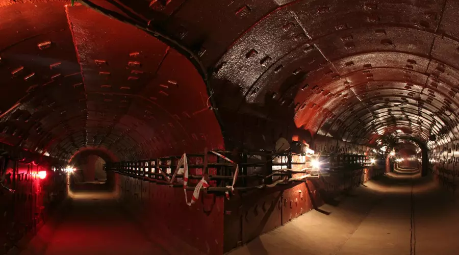 Deklasséiert Objeten Am Joer 2006, am Zentrum vu Moskau, gouf de Kale Krichsmuseum, den Tagansky ZKP opgemaach. Op enger Tiefe vu 60 Meter war fréier e geheime Loftverteidegungsbunker, verbonne mat engem Tunnel mat engem verstoppten ënnerierdesche System. Nach méi fréi, am Joer 1996, gouf en anert Objet gewisen: eng ënnerierdesch Strooss vum Kreml op de Kaméidi Stalin senger noer Dacha. Et gouf zréck an den 1930er Jore vum leschte Joerhonnert gebaut, sou datt d'Existenz vu méi fortgeschrattene a spéider Objete kann als bewisen ugesi ginn.