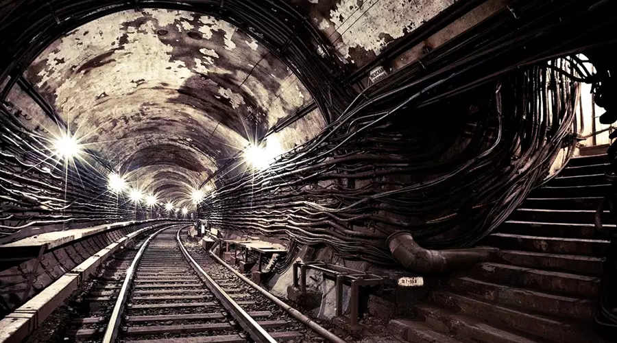 Na fausia e le malo o Soviet lalo o le eleele lalo o le eleele, i Moscow ma tala atu. O nei nofoaga e fesoʻotaʻi ma se fesoʻotaʻiga o tuʻufaʻatasia o laina loloto o metro e maua ai se sao vave ma sefe mo auala o taʻitaʻi o le atunuʻu. ... E i ai loloto faʻatonutonu pou i le teritori o Moscow. O se tasi o ia nofoaga o loʻo i lalo o le Kremlin. O nei fale ua fuafuaina mo le pulega a le atunuʻu i le taimi o le taua. O loʻo tu i le loloto o le 200-300 mita ma ua fuafuaina mo le tusa ma le 10,000 tagata. - Lipoti aloaʻia a le US Department of Defense