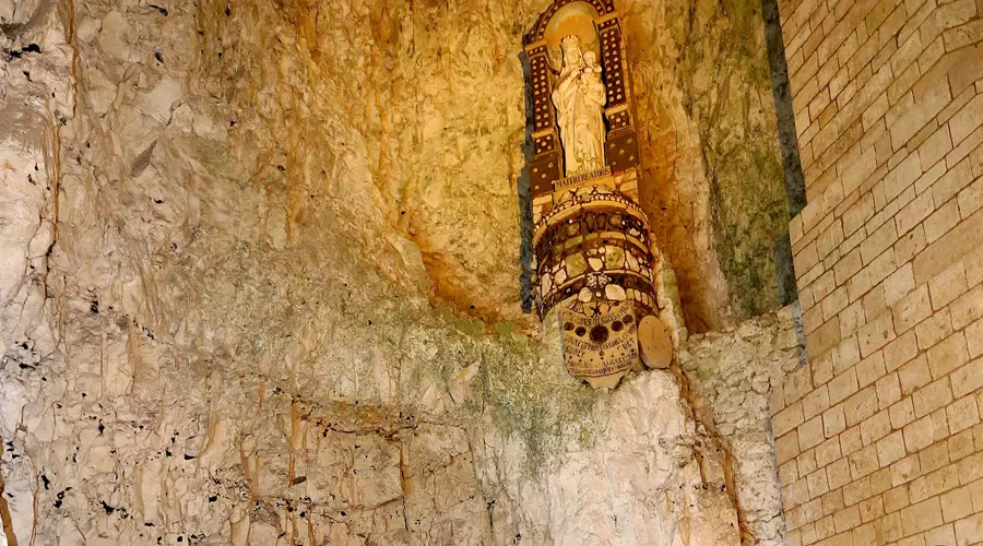 Naur Başqa bir yeraltı şəhər Fransanın şimalında yerləşir. Təxminən beş kilometrlik tunel və 400 -ə yaxın fərdi yaşayış evi 50 metrlik bir meşəlik yaylağın altında gizlidir. Eramızın III əsrində Romalılar burada bir daş ocağı düzəldirdilər. Orta əsrlərdə tərk edilmiş ocaq yerli xalq tərəfindən genişləndirilmişdi: Avropada daimi müharibələr və muzdlular ilə belə bir önbellek sadəcə lazım idi. Naur mağaralarında normal bir həyat sürə biləcək üç minə qədər insan yaşayırdı - şəhərin öz şapelləri, tövlələri, quyuları və çörək zavodları var idi.