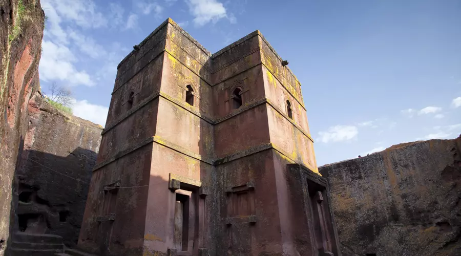 Lalibela Qarniyadii XII-XIII, Itoobiya waxaa xukumi jiray boqortooyadii Zagwe, oo reer Yurub aad u yaqaaneen hal boqor oo qudha. Gebre Meskel Lalibela ayaa caan ku ahaa naaneyska Saint si loogu xakameeyo cuntada iyo hamiga boqortooyada dhab ahaan. Safarkii Qudus wuxuu la yaabay taliyahii Afrika ilaa qoto dheer ee naftiisa - ka dib markii uu ku soo noqday dalkiisii, wuxuu bilaabay inuu dhiso nuqul sax ah oo ka mid ah Magaalada Daa'imka ah. Dabcan, Qubuuraha Quduuska ahi halkan ma joogin, laakiin hoostiisa Lalibela catacombs baaxad leh ayaa galay moolka dhulka.