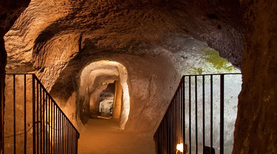 Orvieto Byen Ortieto på bakketoppen er kendt for sine hvidvine og smukke arkitektur. Hovedattraktionerne er dog skjult under jorden. De gamle etrusker begyndte at grave de første labyrinter i dette område. Gennem århundrederne udvidede og forbedrede folk det underjordiske husly, indtil de gjorde det til en rigtig by.