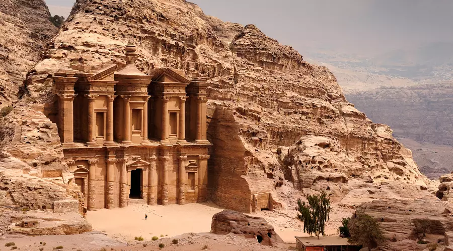 Petra, bəlkə də dünyanın ən məşhur yeraltı şəhəridir. Düzünü desək, rəsmi olaraq Petra yeraltı adlandırıla bilməz, çünki məşhur məbədləri qayanın üstündə təcrübəli memarlar tərəfindən oyulmuşdur. Şəhər karvan yollarının kəsişməsində tikilmiş və hiyləgər Romalılar yerli qəbilələrə su ilə daha rahat və daha təhlükəsiz ticarət yollarını göstərməyincə çiçəklənmişdir.