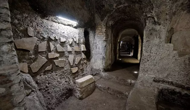 Catacombs jero taneuh anu mencolok ukuranana