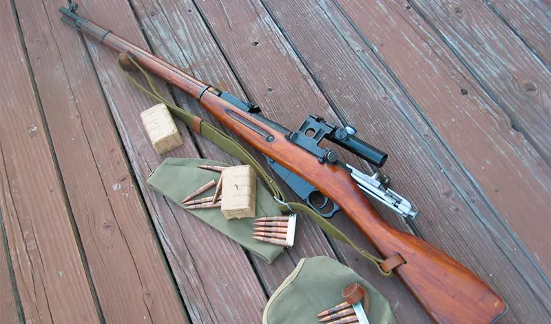 อาวุธของสไนเปอร์ ที่ด้านหน้า Pavlichenko แสดงด้วยปืนไรเฟิล Mosin M1891 ขนาดลำกล้อง .30 ปืนไรเฟิลมีแรงถีบกลับสูงสุด มีห้ารอบ และต้องกระตุกกลอนหลังการยิงแต่ละครั้ง สิ่งนี้ไม่ได้ป้องกันมิลามิลาจากการเป็นมือปืนที่มีประสิทธิภาพมากที่สุดในโลก - ในฐานะนักเต้นที่ดี ไม่มีอะไรหยุดเธอได้