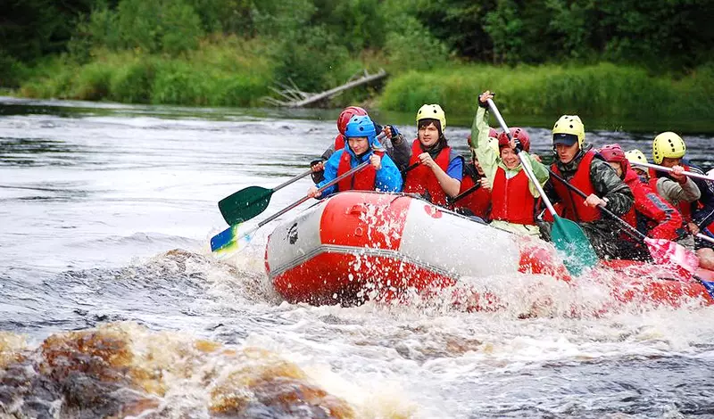 Tá Ural Rafting indéanta ar fud an réigiúin. Tá aibhneacha oiriúnacha sa Deisceart, sa Tuaisceart agus sa Mheán-Ural. I ndáiríre, is áit uathúil é seo, a mheastar, de cheart, mar cheann de na cúlchistí nádúrtha is áille inár dtír. Is í príomh-abhainn an réigiúin an Chusovaya legendary, a bhfuil a bruacha maisithe le haillte maorga agus foraoisí dlúth. Níl i Neiva, Kama, Vishera, Satka agus Bereznyak ach cúpla dosaen abhainn spéisiúla le haghaidh rafta.