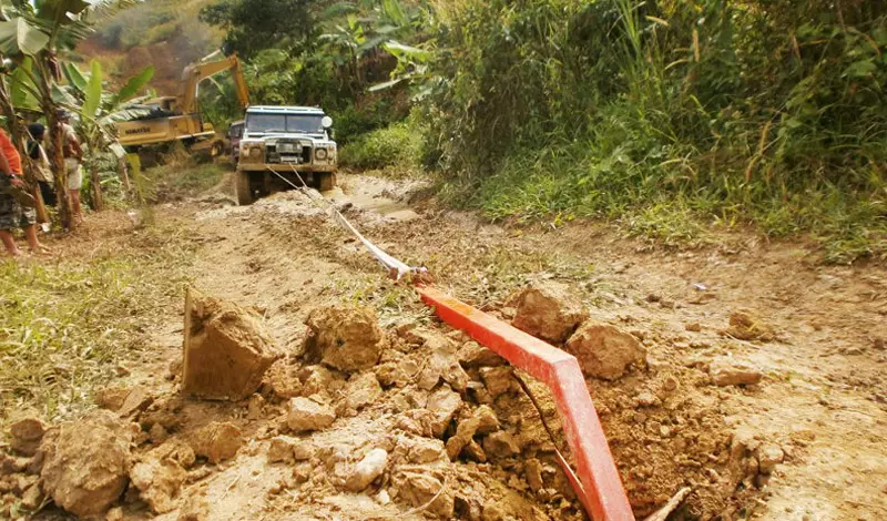 Derrière un arbre Un chêne poupe à côté d'une voiture bien plantée ? Excellent, même si le type de bois n'a aucune importance pour nous - tant qu'il se tient solidement. Glissez la boucle du câble de remorquage sur le canon, insérez le levier entre les extrémités de la corde et tournez. Le levier fonctionnera comme un levier pour réduire le câble. Un petit effort - et la voiture sortira définitivement de la boue.