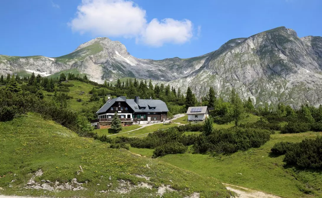 Gruner See este situat lângă satul austriac Trages. Turiștii cu experiență preferă să ajungă pe jos pe jos - plimbarea nu este însă ușoară.