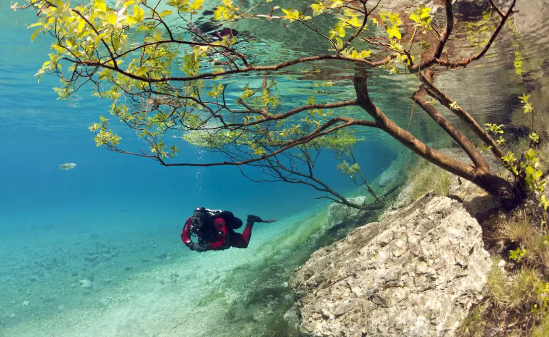 However, it was possible to do without it. The beauty of the lake is so unreal that even the most unpleasant tourist will not dare to consciously harm it.