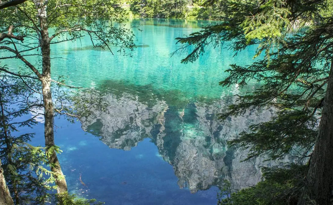 Tourists try to get to Gruner See during this period, when the lake is especially beautiful. This unusual body of water attracts all divers like a magnet.