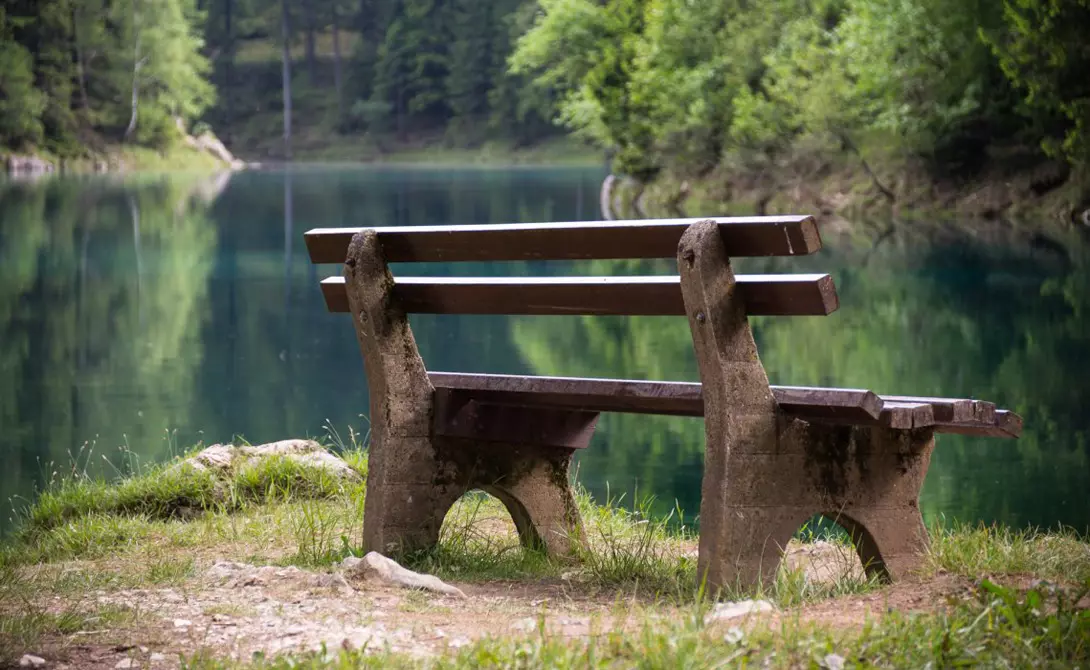 Suyun maksimum səviyyəsi iyun ayında baş verir. Və bu skamyanı bir az fərqli bucaqdan olsa da yenidən görəcəyik.