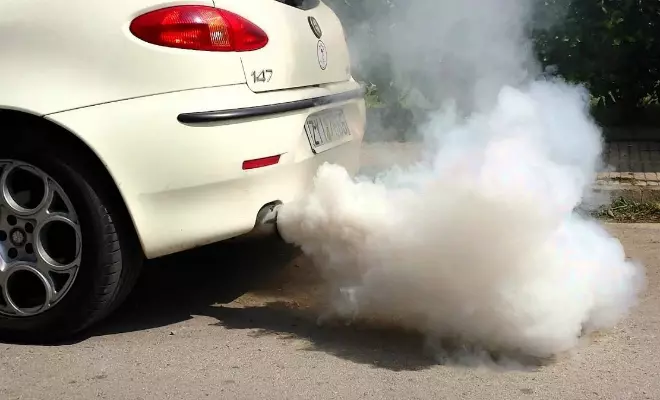 Come determinare le condizioni dell'auto dal tubo di scarico