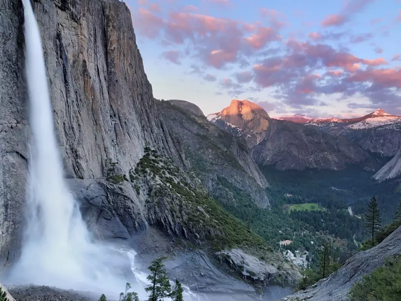 Yosemite, USA Sebaka: 3,081 km² Sebaka sena sa boikhathollo se fumaneha matsoapong a bophirima a thaba ea Sierra Nevada. Letšoao la serapa sa boikhathollo ke li-sequoia tse kholo, lefika la El Capitan, Half Dome le liphororo tse ngata. Yosemite e na le libaka tse hlano tse kholo tsa limela. Bolelele ba litsela tsa bahahlauli sebakeng sa ts'ireletso ea tlhaho ke 1300 km.