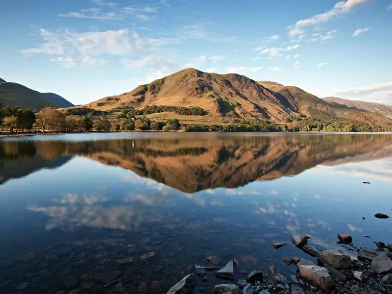 Lake District, UK Fläche: 2292 km² Der Park hat seinen Namen von der Fülle an Seen. Das Territorium des Parks entstand als Folge der Vereisung. Die Grenzen des Schutzgebiets fallen fast mit den Cumberland Mountains zusammen. Der Park beherbergt die vier größten Seen Englands - Windermere, Ullswater, Bassenthwaite, Derwent Water und Englands höchsten Berg, Scofel Pike.