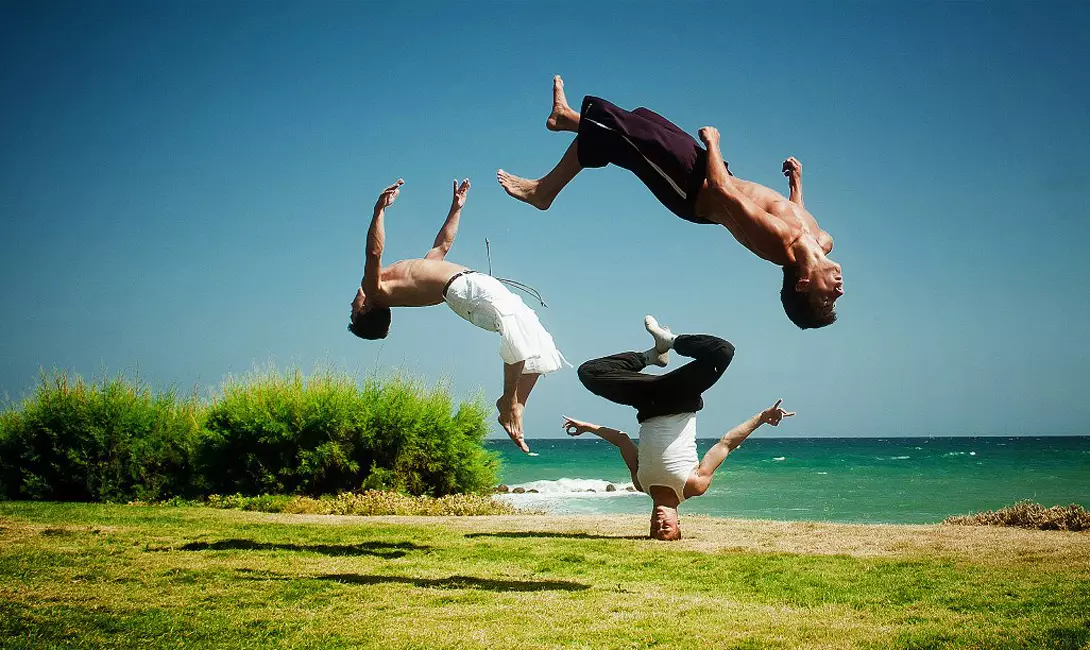 Capoeira Brazilija Afriške sužnje, ki so jih prepeljali na brazilske nasade, so razvili neverjetno metodo boja. Za nepozabljeno osebo je capoeira videti kot ples - na demonstracijskih nastopih borci niti ne pridejo v stik s sovražnikom. Ta lastnost je posledica dejstva, da je bilo sužnjem prepovedano trenirati kakršno koli borilno veščino in so svoje nauke prikrili kot vesele plese.