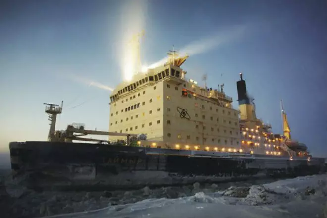 Icebreaker Taimyr wuxuu jebiyaa barafka Arctic: dhaqdhaqaaqa dhexda saxaraha barafka leh