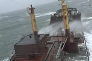 11 meter hoge golven op video: droogladingschip breekt door de elementen