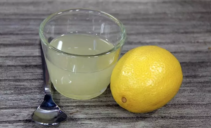 Relieve itching from bites During summer picnics and hikes, repellent should always be among the essentials. If you safely forgot it at home, but took a lemon with you, you can easily get rid of the traces of an insect attack. Insect bites should be wiped with lemon juice. A folk remedy will relieve swelling and relieve itching.