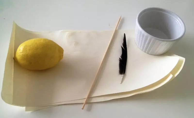 Messaggio segreto Il tuo messaggio su carta non può essere letto da nessuno tranne che dal destinatario se lo scrivi con il limone. Per preparare l'inchiostro invisibile, devi mescolare il succo di limone e qualche goccia d'acqua. Immergi uno strumento adatto, come una penna e un batuffolo di cotone, nella miscela e scrivi loro un messaggio su carta. Lascia asciugare il messaggio. Per vedere il messaggio, la lettera deve essere tenuta sopra la lampada e attendere un po' che la carta si riscaldi e compaia la scritta.