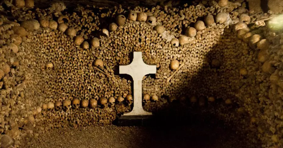 Catacombs of Paris France Starting in the late 18th century, the Parisian catacombs began to turn into a public cemetery. About 7 million people are buried here and tourist groups are allowed to go not very deep. Locals try to stay away from the catacombs. Here, according to rumors, the ghosts of Satan's worshipers, the Templars, still roam.