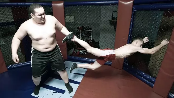 Giant 160kg vs 60kg fighter: brute strength versus agility