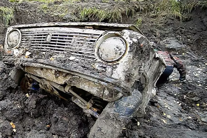 Tentando ligar os carros depois de um ano no fundo do pântano