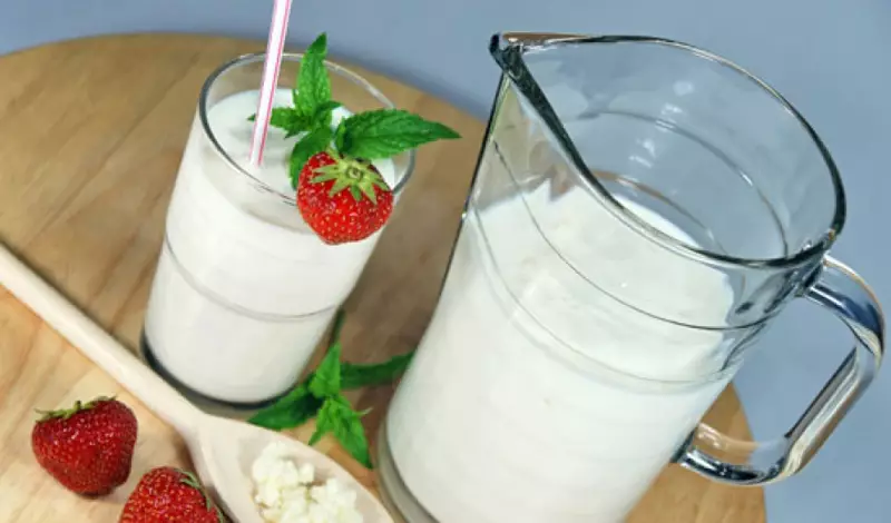 Kefir Kefir pinuh ku probiotik - baktéri anu nguntungkeun anu hirup dina peujit urang. Kaseueuran sél imun disimpen deui di dieu. Inuman susu anu difermentasi ieu ngabantosan témbok peujit nyerep nutrisi, anu hartosna ngajaga sistem imun dina urutan kerja anu saé. Coba dicampurkeun kefir sareng buah seger - ku cara ieu anjeun ogé bakal kéngingkeun dosis vitamin.