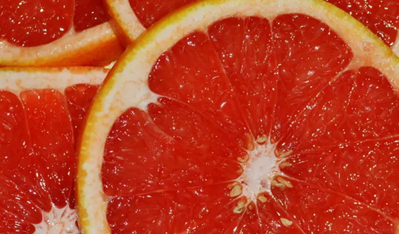 Červený grapefruit Vitamín C prispieva k skorému zotaveniu tela po prechladnutí. Nemali by ste však byť príliš horliví: viac ako 500 miligramov denne môže viesť k tráviacim problémom. Jeden červený grapefruit ako krátke popoludňajšie občerstvenie je perfektnou voľbou.