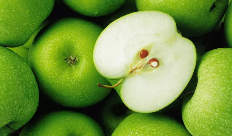 Apple Maapuro anobatsira kusimudzira mudumbu microflora uye ane hombe mavitamini uye mamineral. Chimwezve chinowedzerwa nemuchero uyu kuwanikwa kwayo: nekuda kwehurefu hwayo hwesherufu, iyo yekuvhuvhu kugoverwa kwemaapuro kunogona kukukwanira iwe kusvika muchirimo.