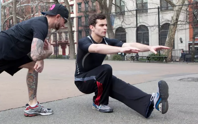 Single Leg Lunge Squat Den bedste ensidige øvelse til udvikling af muskelmasse i benene. For at løfte din kropsvægt med et ben, skal du bruge en enorm mængde muskler. Stå, så din side rører ved dørkarmen. Når du indånder, bøj ​​det ene ben, mens det andet strækker sig fremad på samme tid. Mens du gør dette, skal du let røre ved jammen med din skulder. Sæt dig så dybt som muligt og rett dig ud, mens du ånder ud.