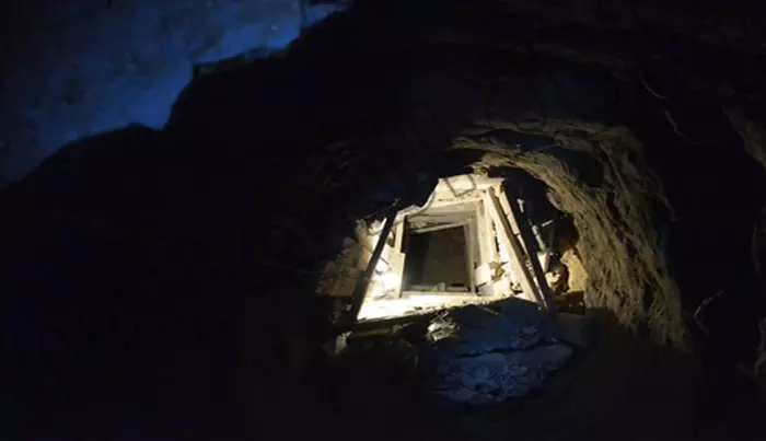 Alter Tunnel Ein Bewohner des Dorfes El Haraneya, das sich in der Nähe des Gizeh-Plateaus befindet, entdeckte beim Ausgraben des Hofes einen Eingang, der zu einem Tunnel führte. Es stellte sich heraus, dass ein geheimer Korridor seinen Hof mit der größten und ältesten der drei Pyramiden von Gizeh verbindet – der Cheops-Pyramide. Wissenschaftler suchen seit mehreren Jahrzehnten nach dem legendären Tunnel.