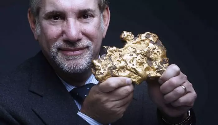 Gold nugget Ang pag-scan sa kanyang bakuran gamit ang isang metal detector, nakahanap ang taga-California ng isang 3.7-kilo na piraso ng ginto. Ang nugget ay isinubasta sa halagang $ 460,000. Upang ang mga mangangaso ng ginto ay hindi magmadali sa looban ng mapalad na may-ari ng hanapin, nais niyang manatiling hindi nagpapakilala. Ayon sa mga palagay ng mga geologist, ang mga mina ng ginto ay maaaring maitago sa ilalim ng patyo, at kung maghanap ka nang maayos, malamang na makakahanap ka pa.