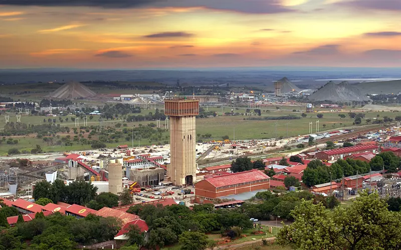 Tau-Tona South Africa Kudzika: 5000 metres Iye mutungamiri weanhasi hit parade yezvigadzirwa zvakagadzirwa nevanhu kuenda kunzvimbo yepasi ndiyo hofori Tau-Tona, inoshumirwa zuva nezuva nevanhu vanosvika zviuru makumi matatu nezvishanu. Kwemakore ekuvapo kwayo (mugodhi wakaiswa mukushanda zvakare muna 1957), makambani ane makaro akachera matani anosvika chiuru nemazana mashanu egoridhe kubva pano. Vangani vashandi vanosara pasi ipapo zvachose? Hapana munhu achazomboziva nezve izvi.