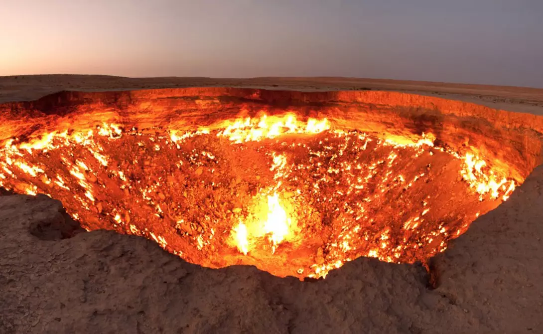 Qhov rooj mus rau ntuj raug txim Turkmenistan Soviet geologists tau tswj qhov ncaj mus rau hauv ntuj raug txim: kev txhim kho xyoo 1971 coj mus rau qhov loj hauv lub ntiaj teb, uas tau kub hnyiab nrog hluav taws rau xyoo kaum plaub. Tsis muaj cov cim qhia tias cov pa yuav tawm sai sai no. Darvaza tseem zoo li dab ntxwg nyoog tiag tiag.