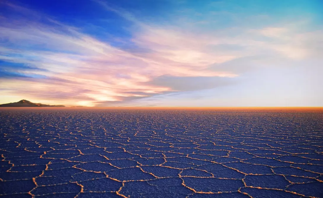 Salar de Uyuni Bolivia Ang Salar de Uyuni ang pinakadako nga minahan sa asin sa tibuuk kalibutan. Panahon sa mga pagbaha, ang tubig sa ulan nagdala sa mga mineral sa Salar, nga nagdugang mga deposito sa asin. Ang Salar de Uyuni adunay sulud nga 70% sa mga gitagana sa kalibutan nga lithium ug daghang uban pang mga talagsa nga elemento sa pagsubay.