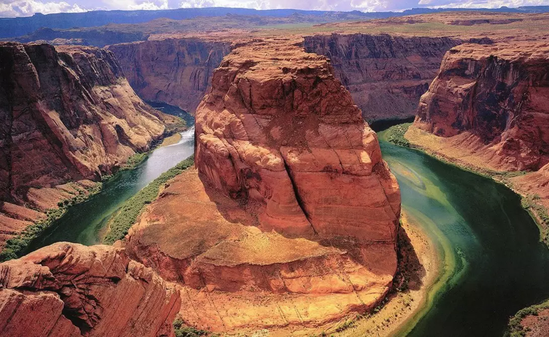 Grand Canyon ntawm Tebchaws Meskas Grand Canyon, tsim los ntawm tus dej Colorado tam sim no, muaj txog li ob txhiab xyoo. Qhov no yog ib qho ntawm cov kev xav hauv ntiaj teb uas txhua tus neeg yuav tsum pom.