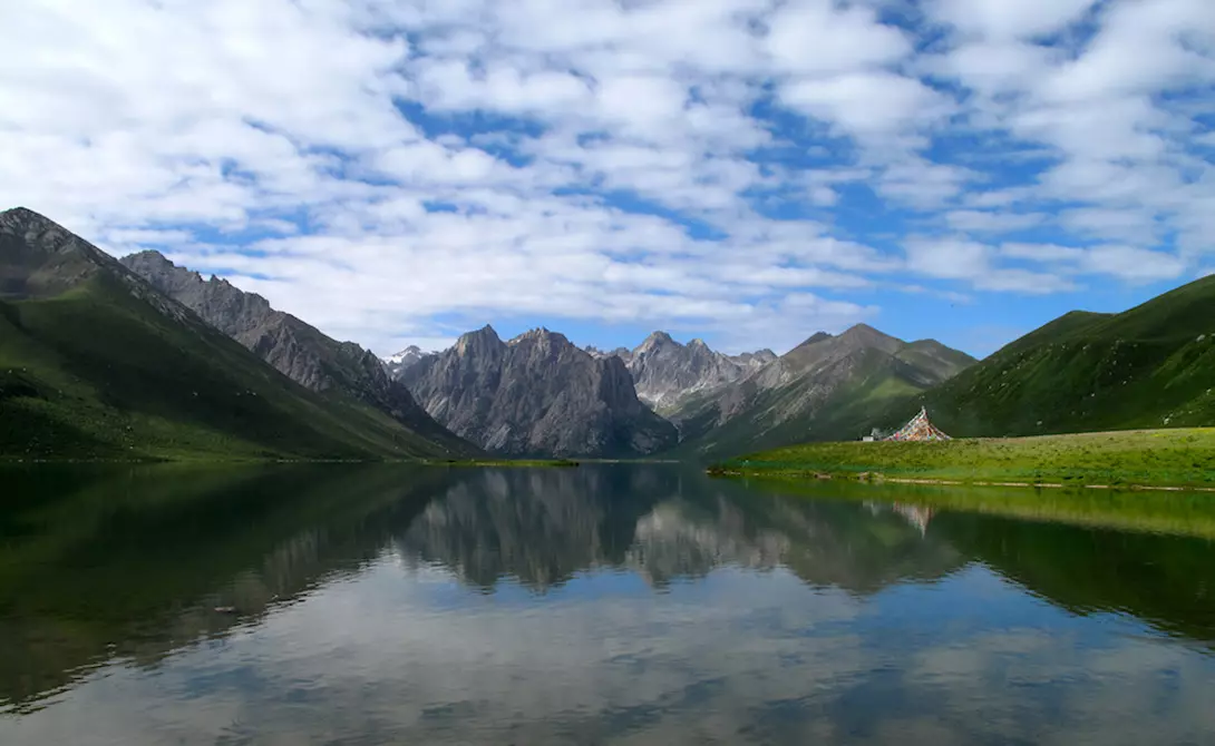 Altopiano tibetano Cina Questo altopiano tibetano è spesso chiamato il "Tetto del mondo". I geologi stanno ancora spezzando le lance sulle cause della formazione dell'altopiano. Ci sono due teorie principali. Il primo dice che il "Tetto del mondo" si è formato a seguito della collisione del continente indiano con l'Eurasia. Il secondo afferma che gli altopiani si sono formati a causa di cambiamenti nelle rocce locali.