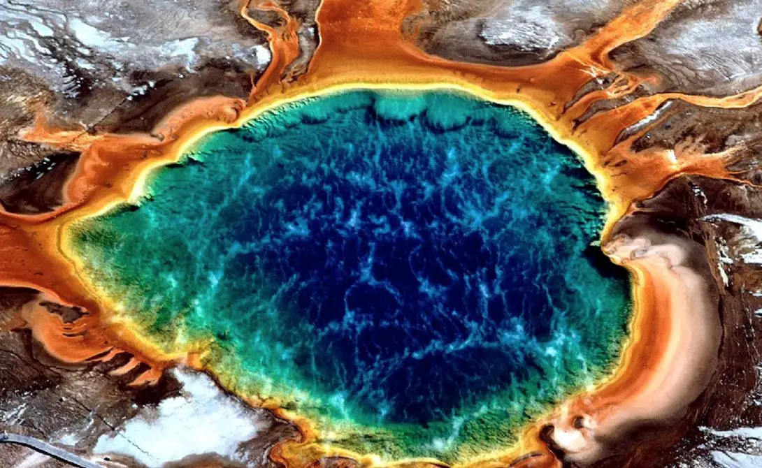 Fumaroles ntawm Yellowstone Tebchaws USA Yellowstone National Park, nyob rau sab hnub poob Wyoming, muaj npe nrov tsis yog rau nws cov ntoo loj heev. Kuj tseem muaj cov ntsiab lus infernal ntau ntxiv ntawm no: fumaroles tso cov pa roj carbon dioxide, sulfur dioxide thiab hydrogen sulfide, uas, ua ke nrog huab cua puag ncig ntawm lub tiaj ua si, zoo nkaus li nyob sab hauv.