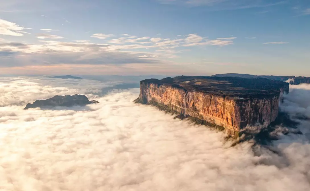 Mount Roraima Brazil Roraima yog qhov xav tsis thoob tiag. Cov kws tshaj lij hais txog nws ua piv txwv zoo ntawm tepui, lub roob nrog lub tiaj tiaj tiaj tsis yog qhov ua siab tshaj. Roraima Mount yog ib qho ntawm cov txheej txheem qub tshaj plaws hauv ntiaj teb: raws li kws tshaj lij, nws muaj li ob txhiab xyoo.