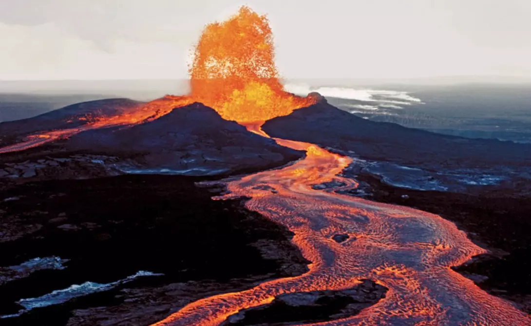 Kilauea Volcano Hawaii Nyob ntawm nruab nrab ntawm Dej Hiav Txwv Pacific, Hawaii lub roob hluav taws uas nquag tshaj plaws txuas ntxiv mus txog niaj hnub no. Nov yog ib qho ntawm ob peb qhov chaw hauv ntiaj teb uas ib tus neeg tuaj yeem tuaj ze rau cov lava yaj kom pom tag nrho nws lub hwj chim puas tsuaj.