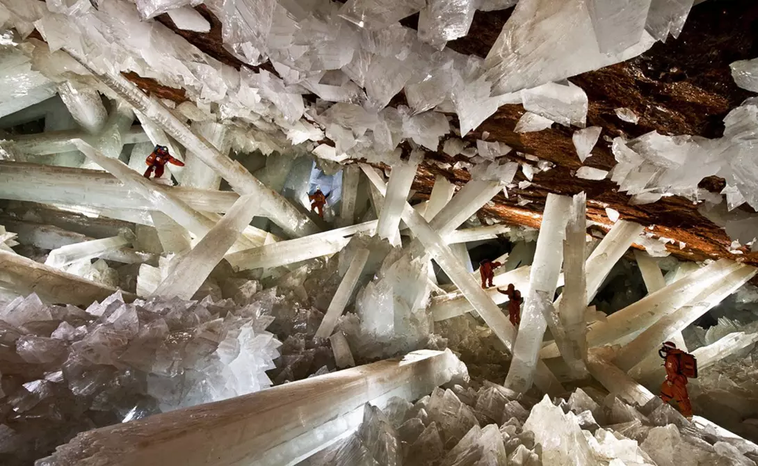 Crystal Cave Mexico Lub Qhov tsua Crystal zoo tsim nyog tag nrho kev mus rau Mexico. Loj heev selenite muaju loj tuaj ntawm no, txhua qhov uas nce mus txog 20 meters hauv qhov ntev.