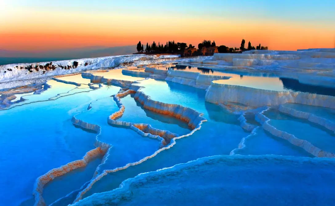 Pamukkale Turchia Pamukkale in Turchia è un'incredibile manifestazione di depositi naturali di travertino. Il travertino è un tipo di calcare che si deposita nelle sorgenti termali. Pamukkale è stata dichiarata Patrimonio dell'Umanità nel 1988, ma la gente l'ha sempre ammirata.